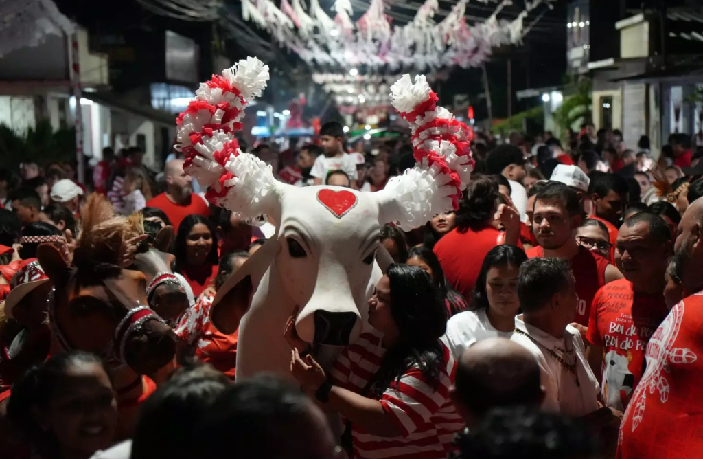 Festival de Parintins 2025: Ladainha do Boi Garantido toma as ruas de ...